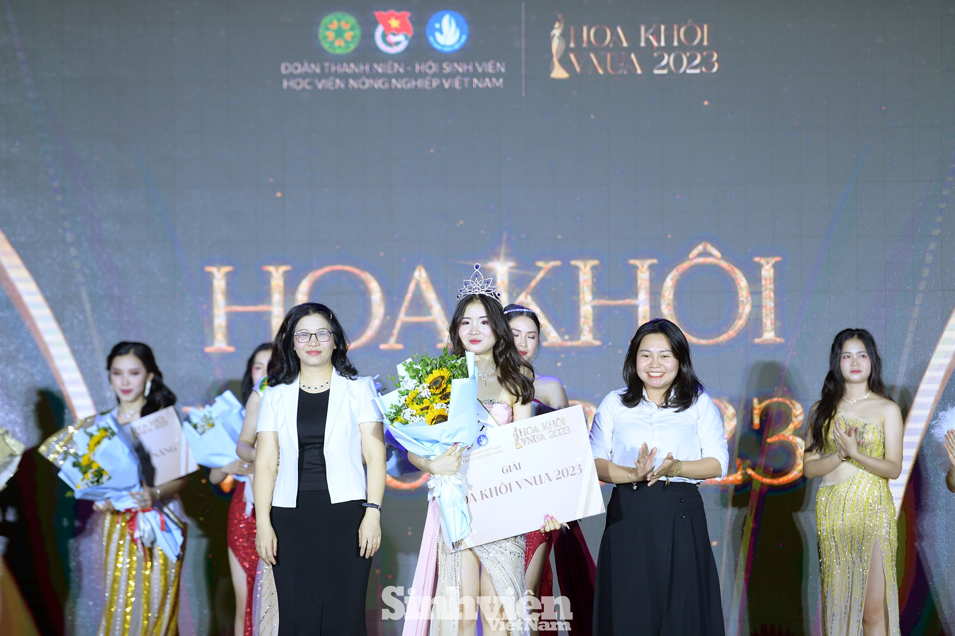 Nguyễn Thị Thanh Hằng là ‘Hoa khôi VNUA 2023’ | Khoa Công nghệ thông ...