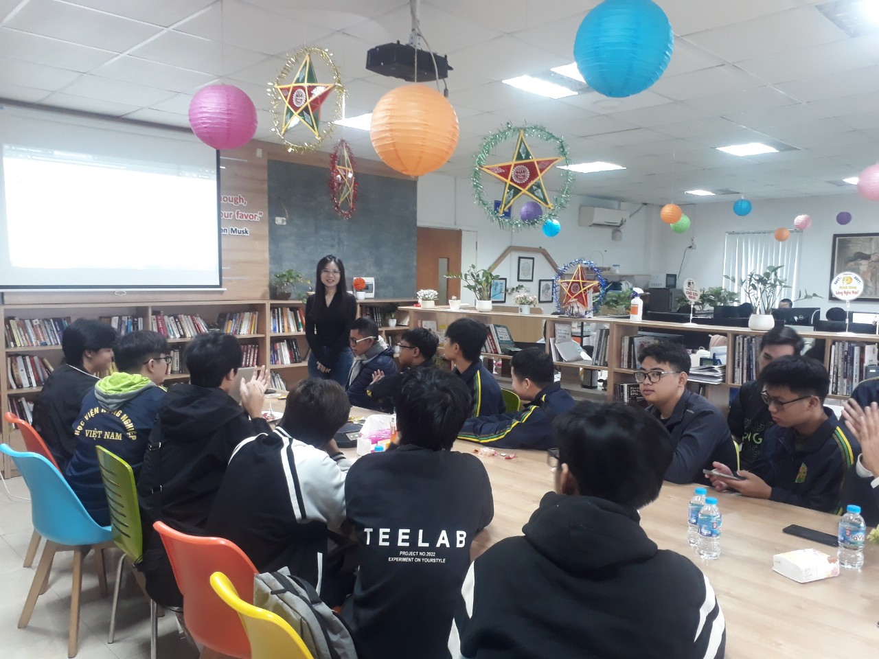 Sinh viên khoa Công nghệ thông tin tìm hiểu hoạt động và định hướng nghề nghiệp tại Công ty Cổ ...